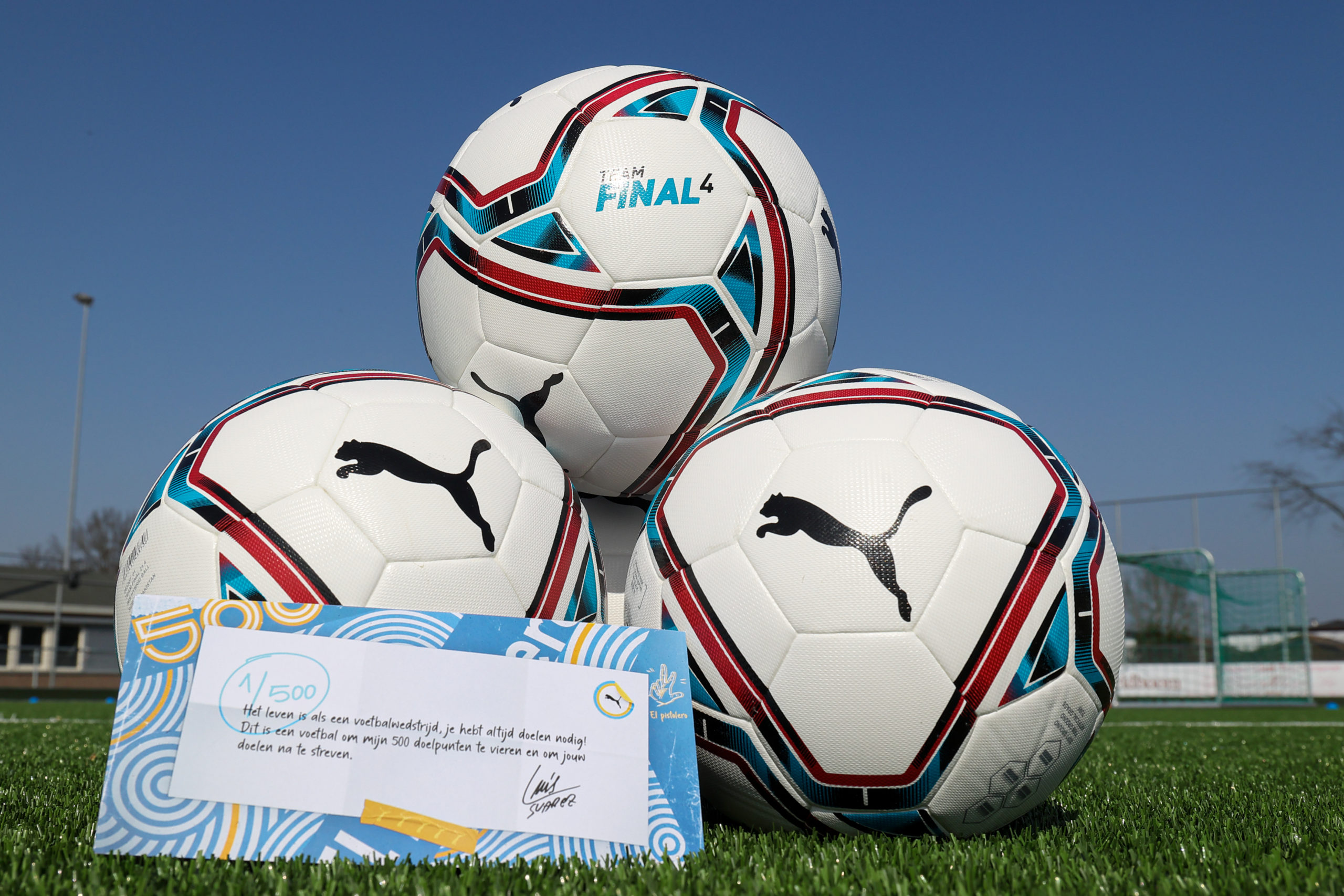 Luis Suárez schenkt 50 PUMA-ballen aan Kids United - FC Groningen