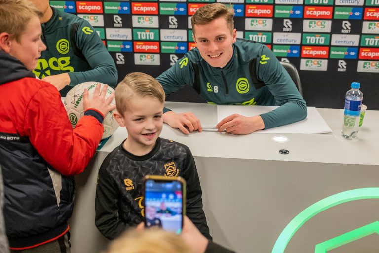 Volle kaart met alle handtekeningen voor de Junior Club - FC Groningen