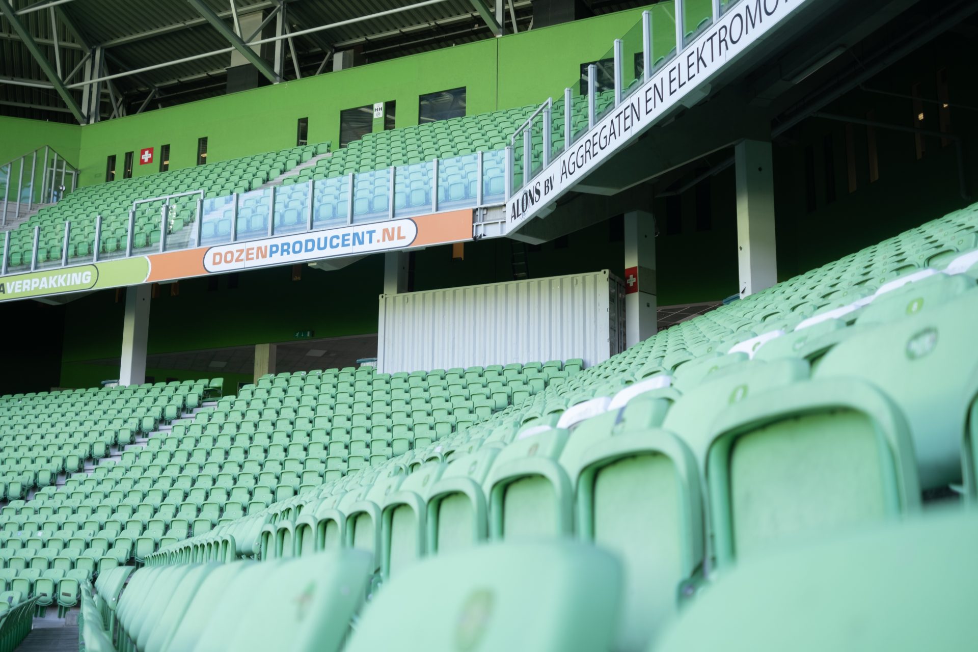 Nieuwe horecacontainers geplaatst op tribunes - FC Groningen