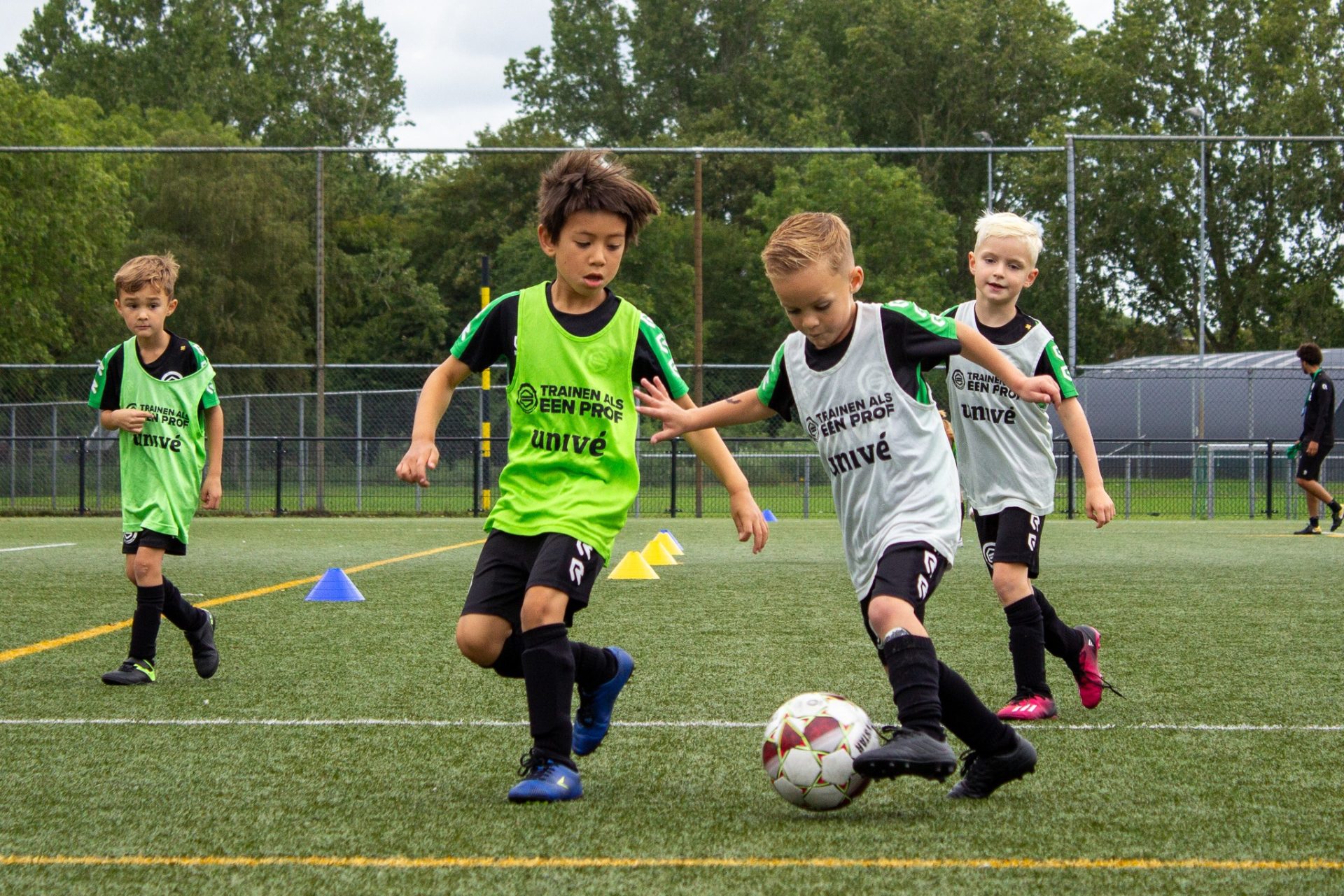 FC brengt 700 kinderen in beweging met Voetbalkamp - FC Groningen