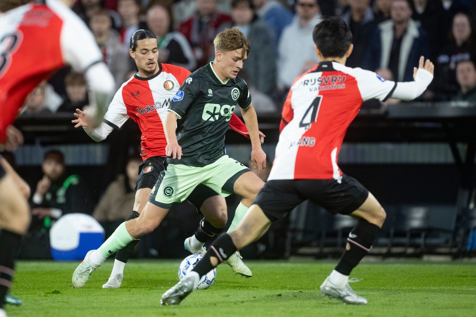 FC laat zich zien en horen in De Kuip, maar verliest van effectief ...