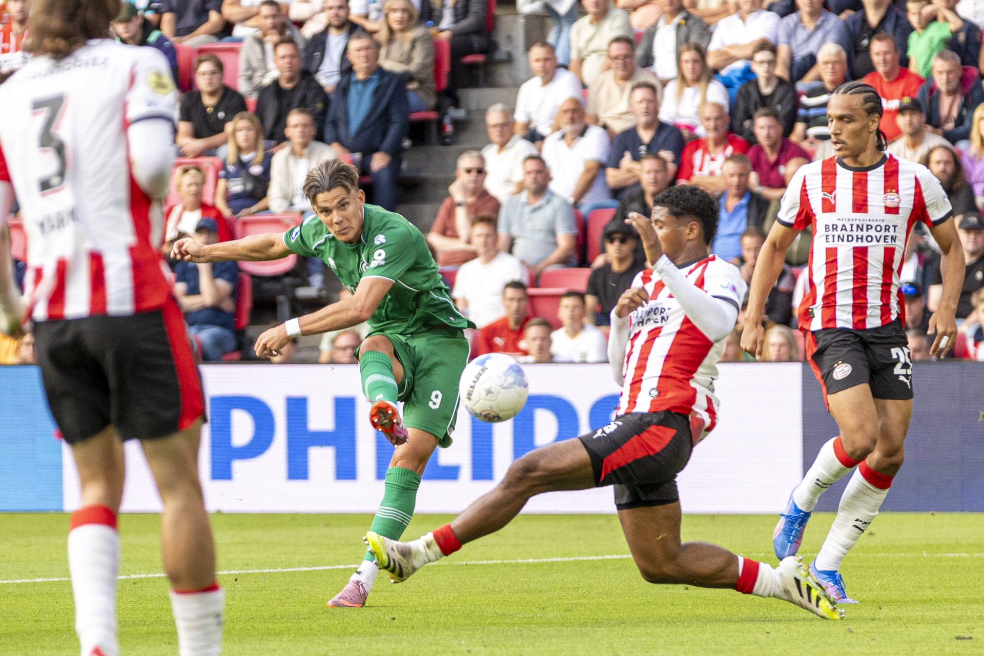 Strijdend FC verliest in Eindhoven van landskampioen PSV - FC Groningen