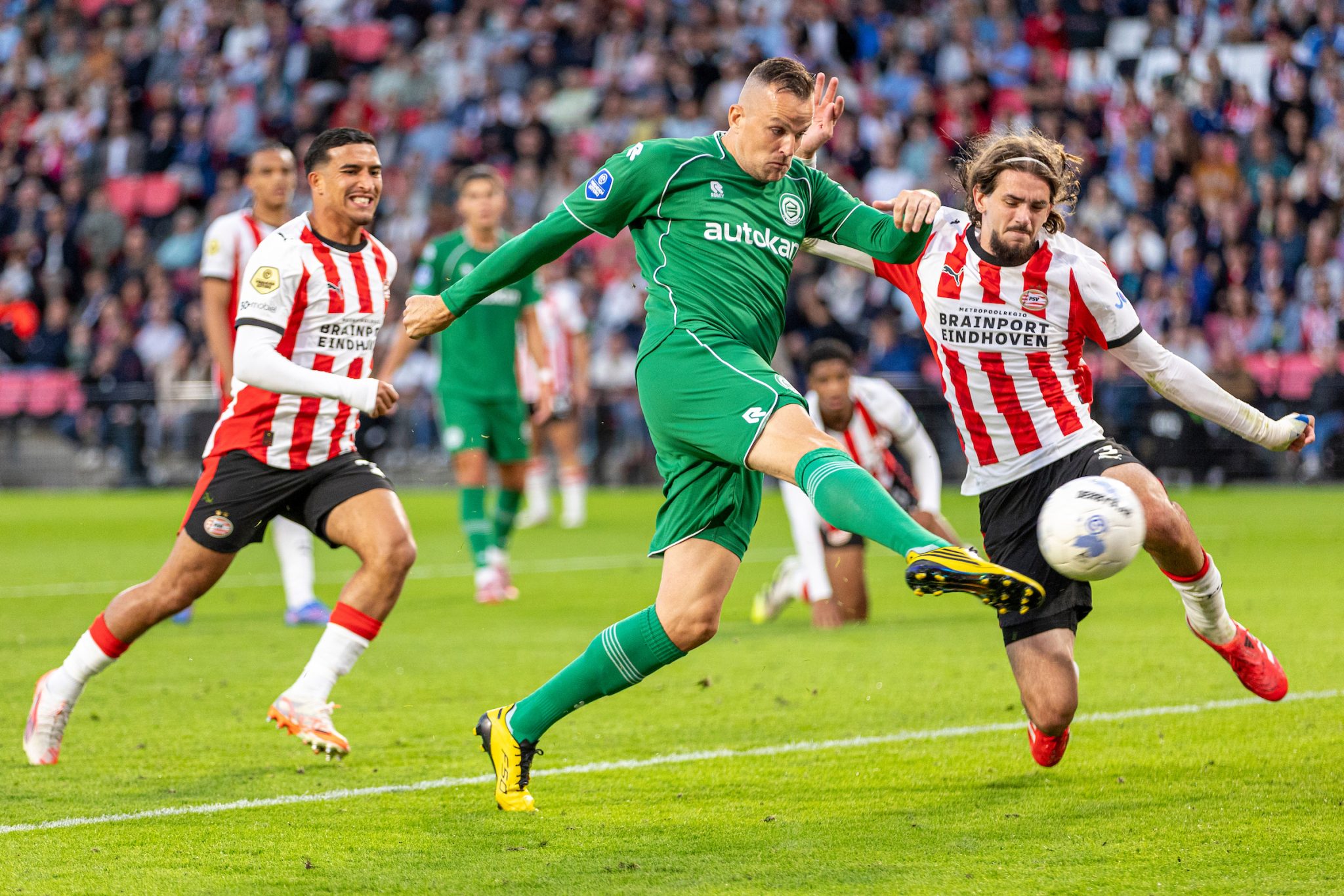 Strijdend FC verliest in Eindhoven van landskampioen PSV - FC Groningen