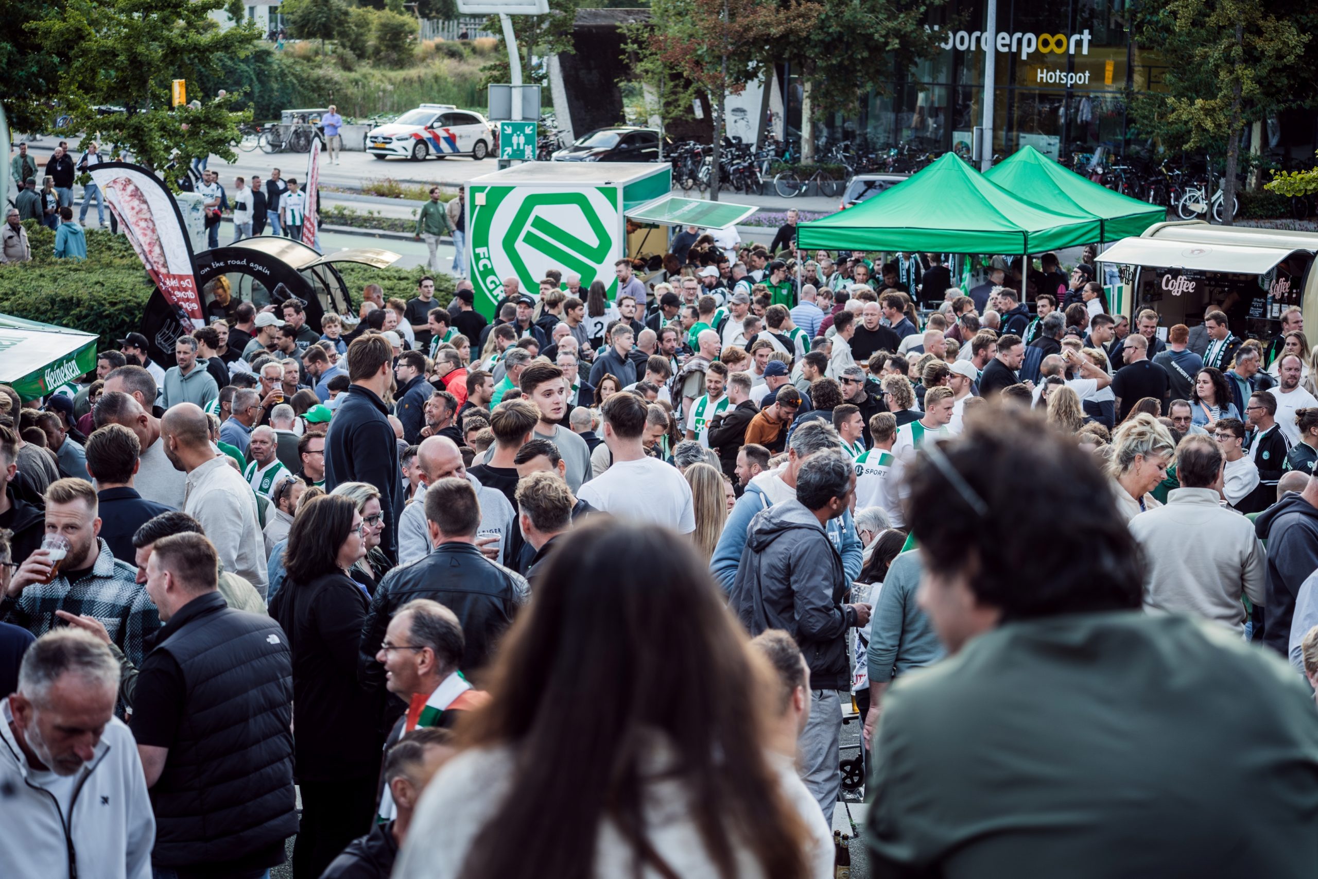 Vrijdag extra merchandise verkooppunt aan achterkant Euroborg - FC ...