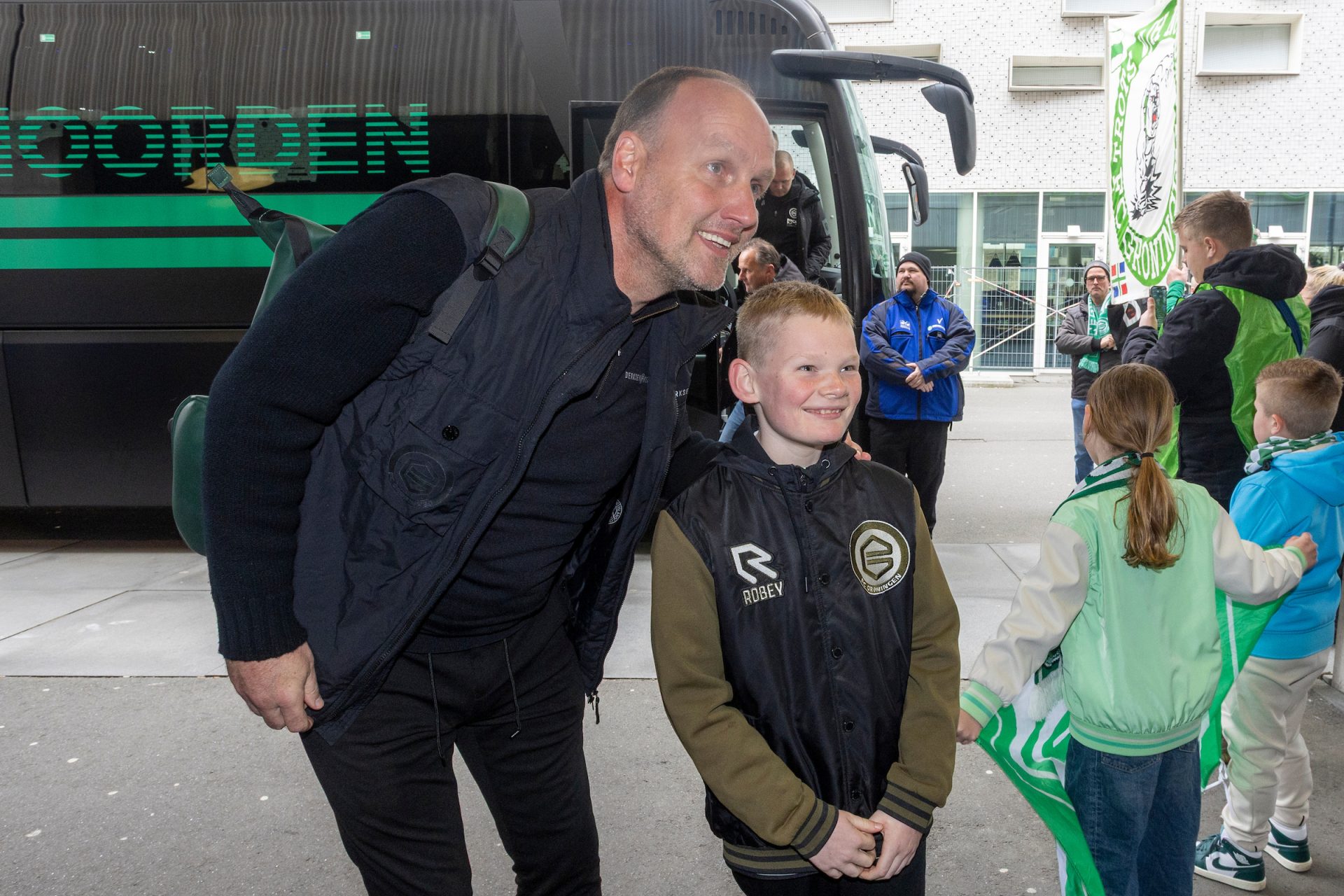 Vrijdag extra merchandise verkooppunt aan achterkant Euroborg - FC ...