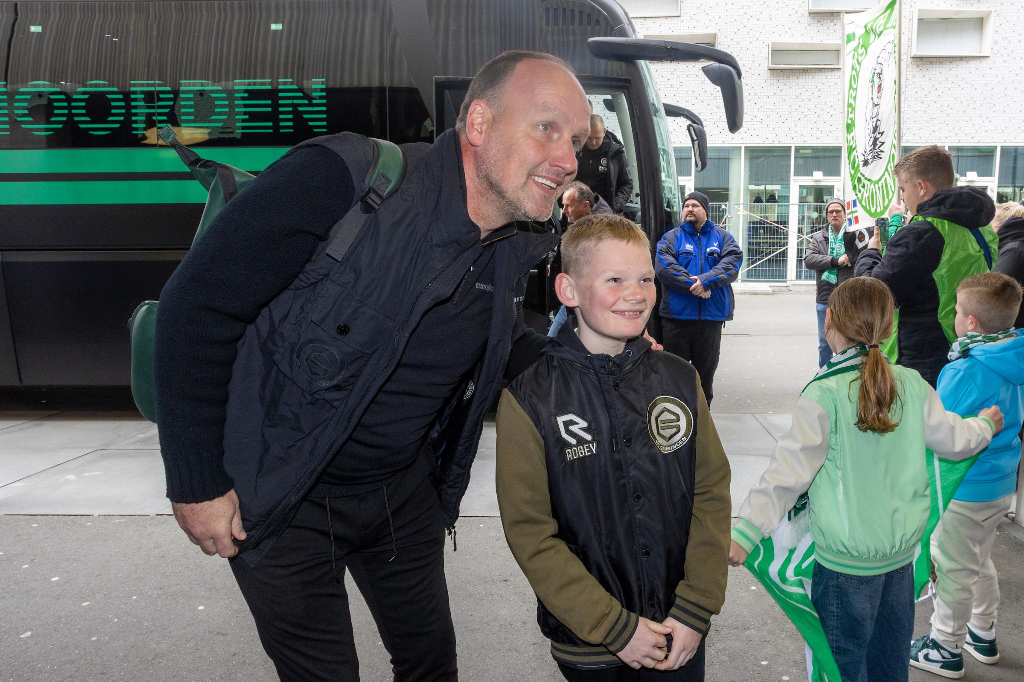 Vrijdag extra merchandise verkooppunt aan achterkant Euroborg - FC ...